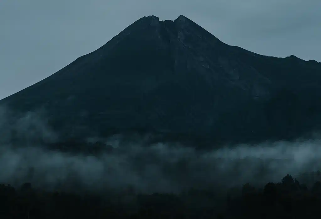 6 Gunung Paling Angker Di Pulau Jawa: Legenda Mistis & Kisah Nyata ...